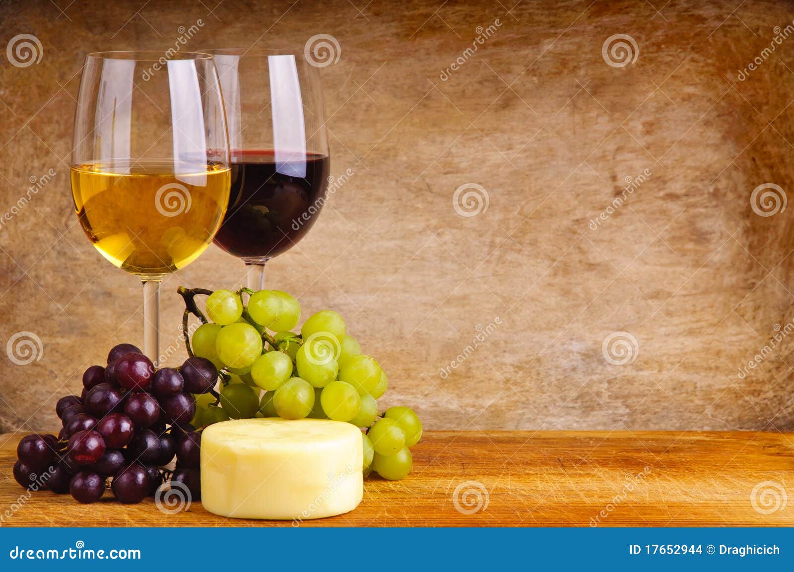 Wein, Trauben und Käse stockfoto. Bild von platz, romantisch - 17652944