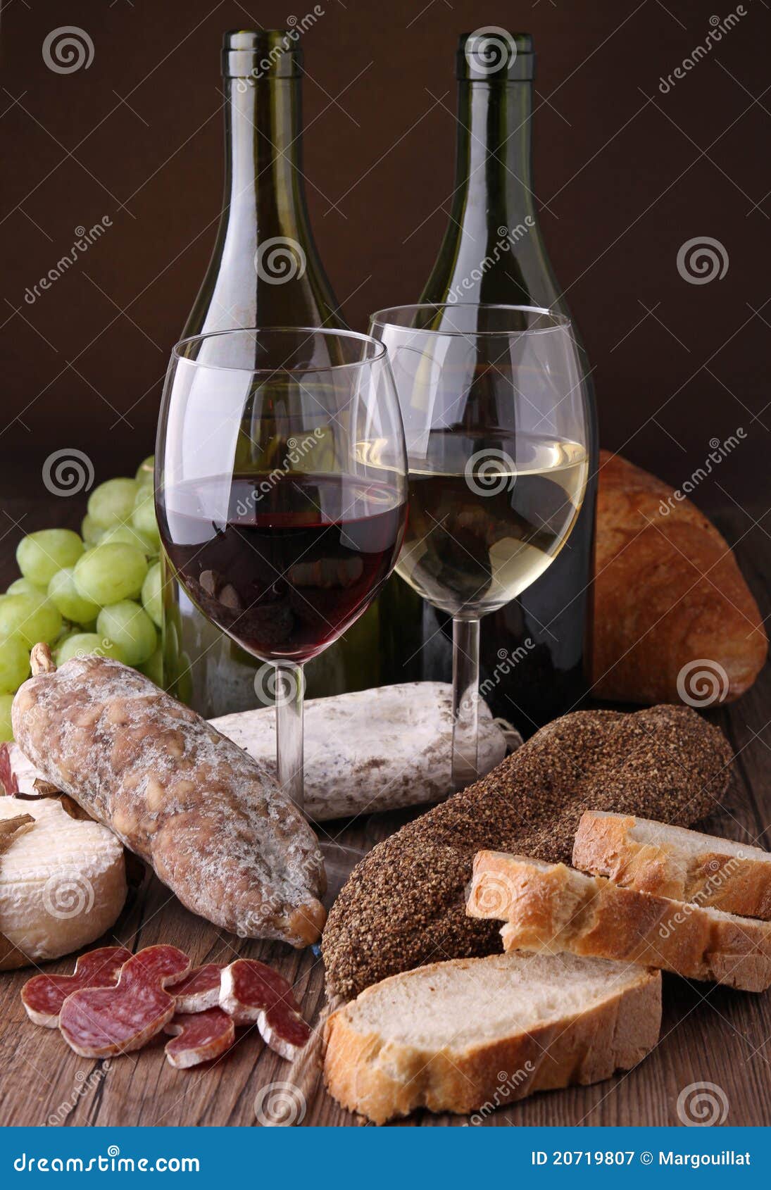 Wein, Wurst und Brot stockbild. Bild von wein, feinschmecker - 20719807