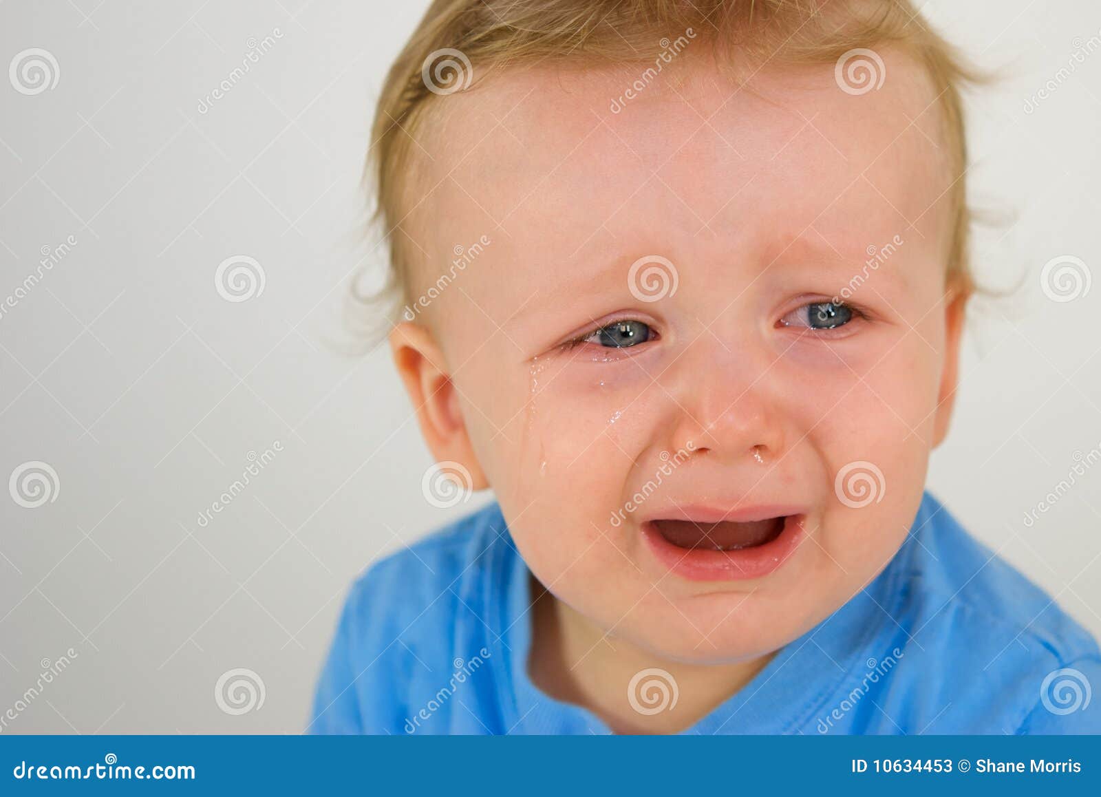 Weinendes Little Boy stockbild. Bild von zicklein, kleinkind - 10634453