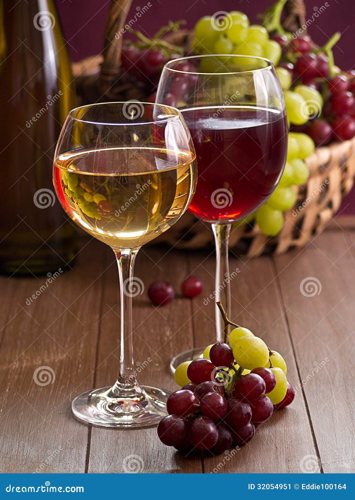 Weingläser Gefüllt Mit Wein Stockbild - Bild von alkoholiker, vergnügen ...