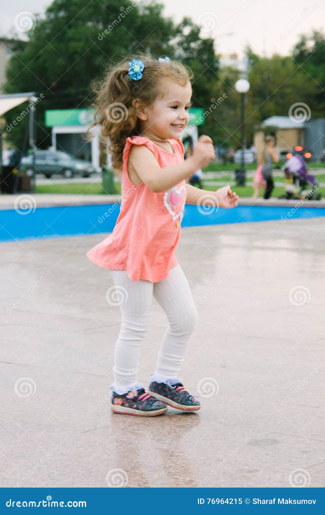 Weinig Babymeisje Bij Park Het Dansen Stock Afbeelding - Image of geluk ...