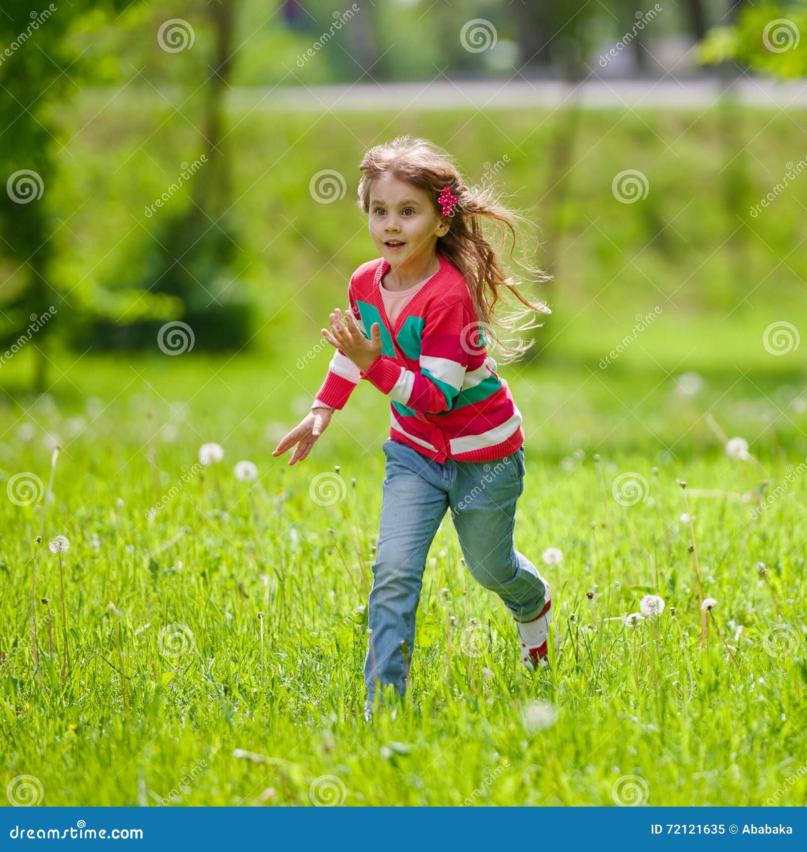 Weinig Gelukkig Lopend Meisje Stock Afbeelding - Image of haar, één ...