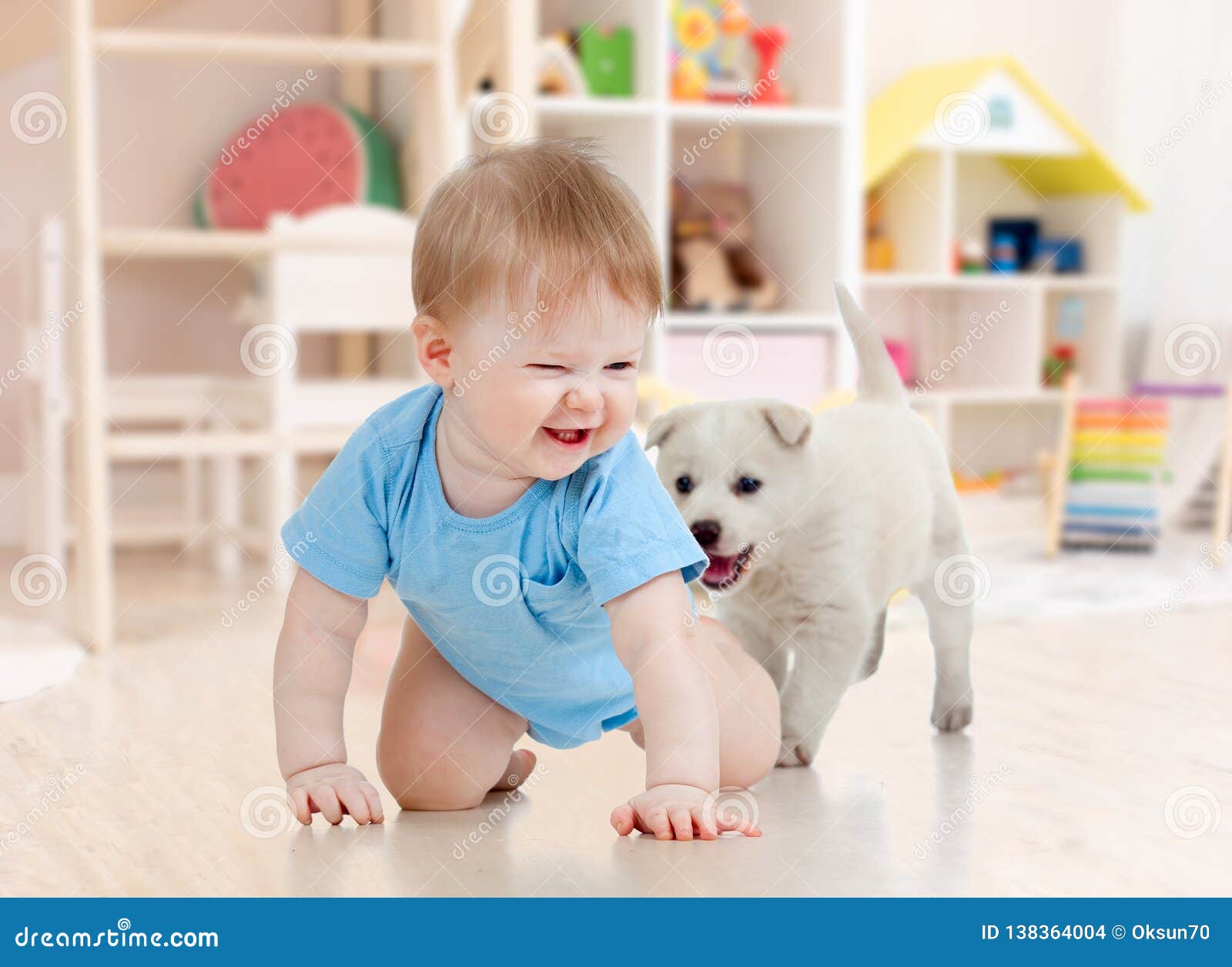 Weinig Jongen Die En Met Aanbiddelijk Puppy Thuis Kruipen Spelen Stock ... Weinig Jongen Die En Met Aanbiddelijk Puppy Thuis Kruipen Spelen Stock ...