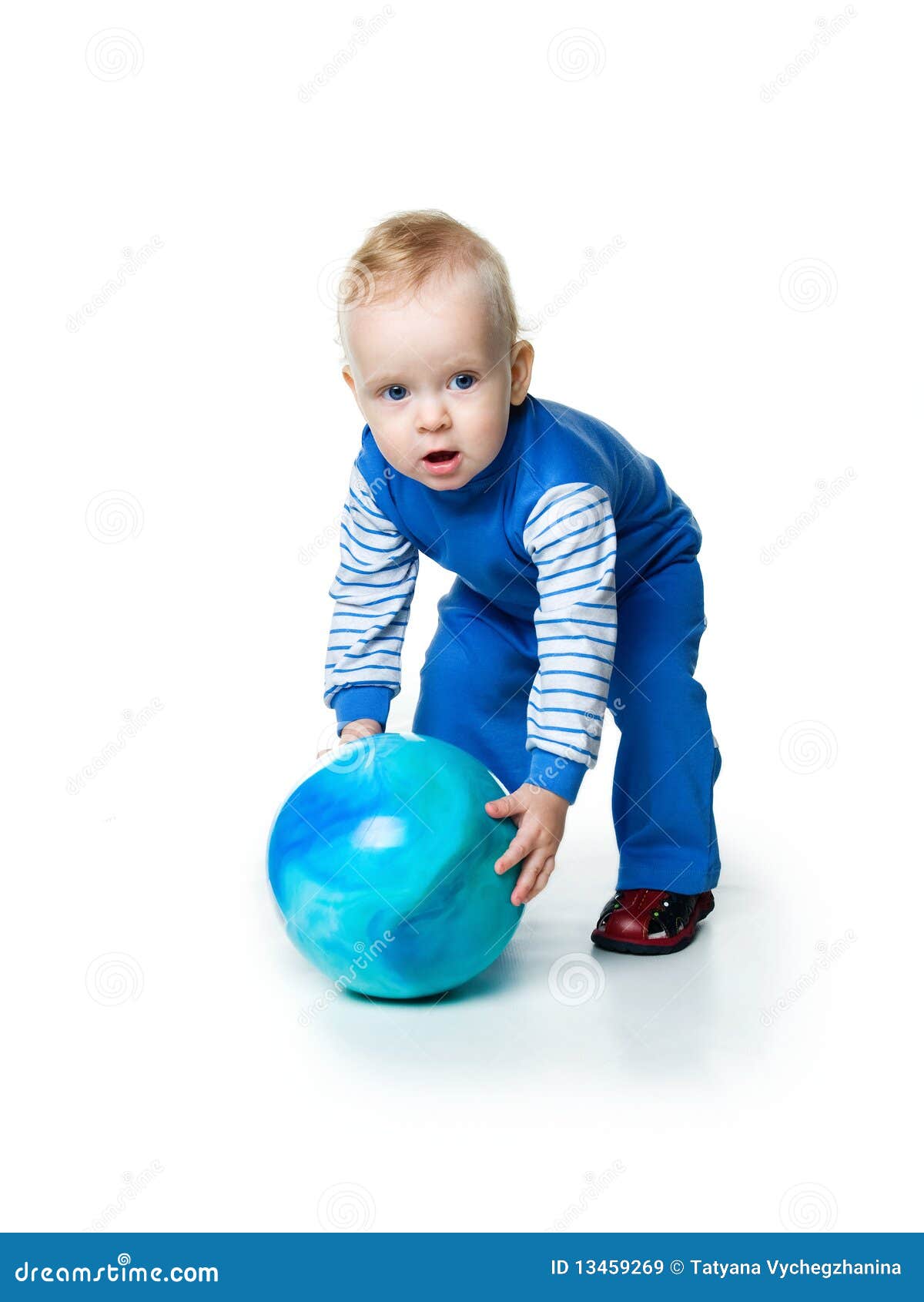 Weinig Jongen Met De Bal Op Wit Stock Afbeelding - Image of geïsoleerd, voorwerp: 13459269