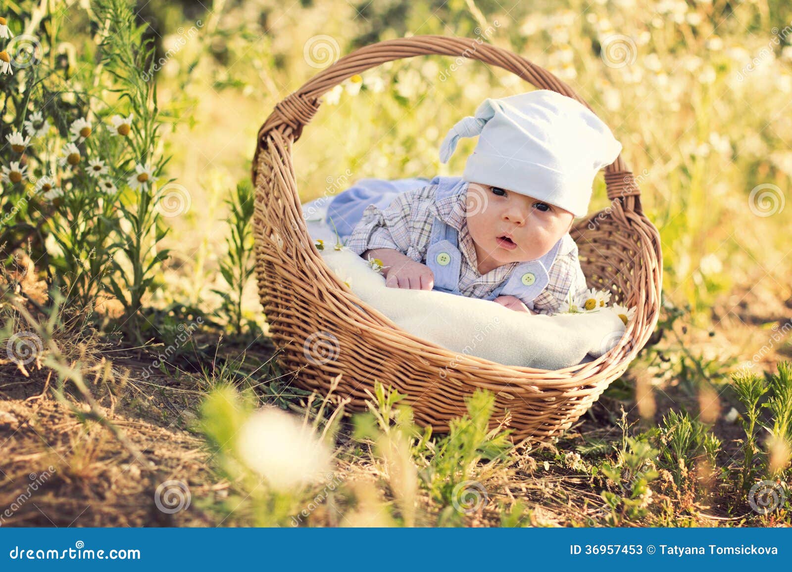 Weinig jongen met een mand stock afbeelding. Image of mand - 36957453