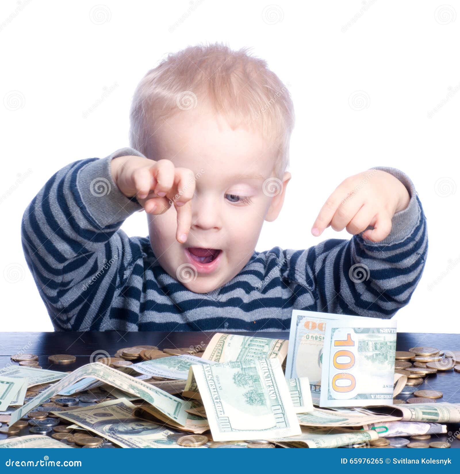 Weinig jongen met geld stock afbeelding. Image of baby - 65976265