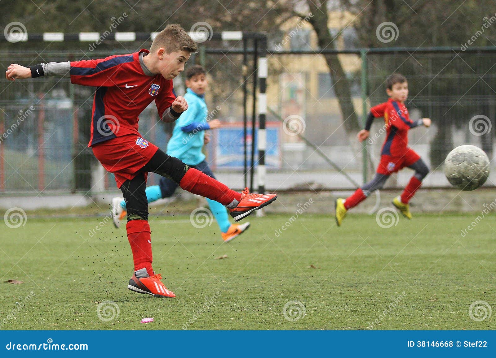 Weinig kind schiet bal redactionele stock foto. Image of gebied - 38146668