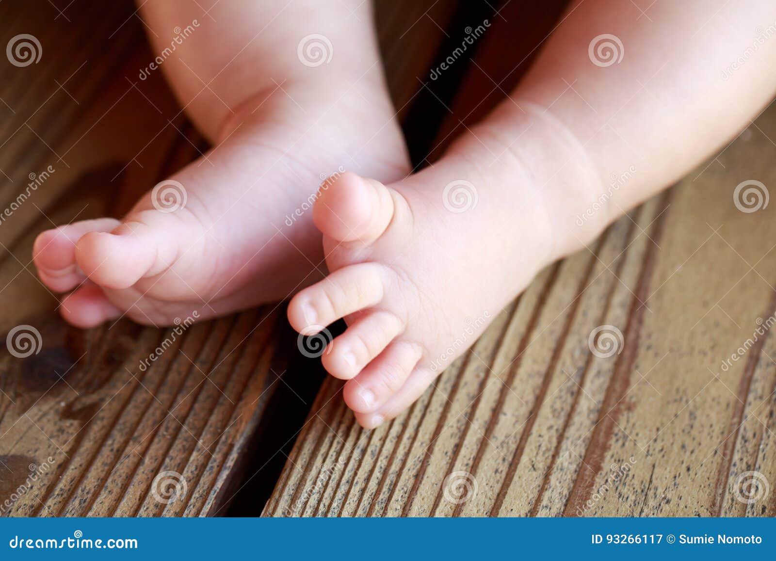 Weinig Naakte Baby` S Benen Stock Afbeelding - Image of wijfje ...