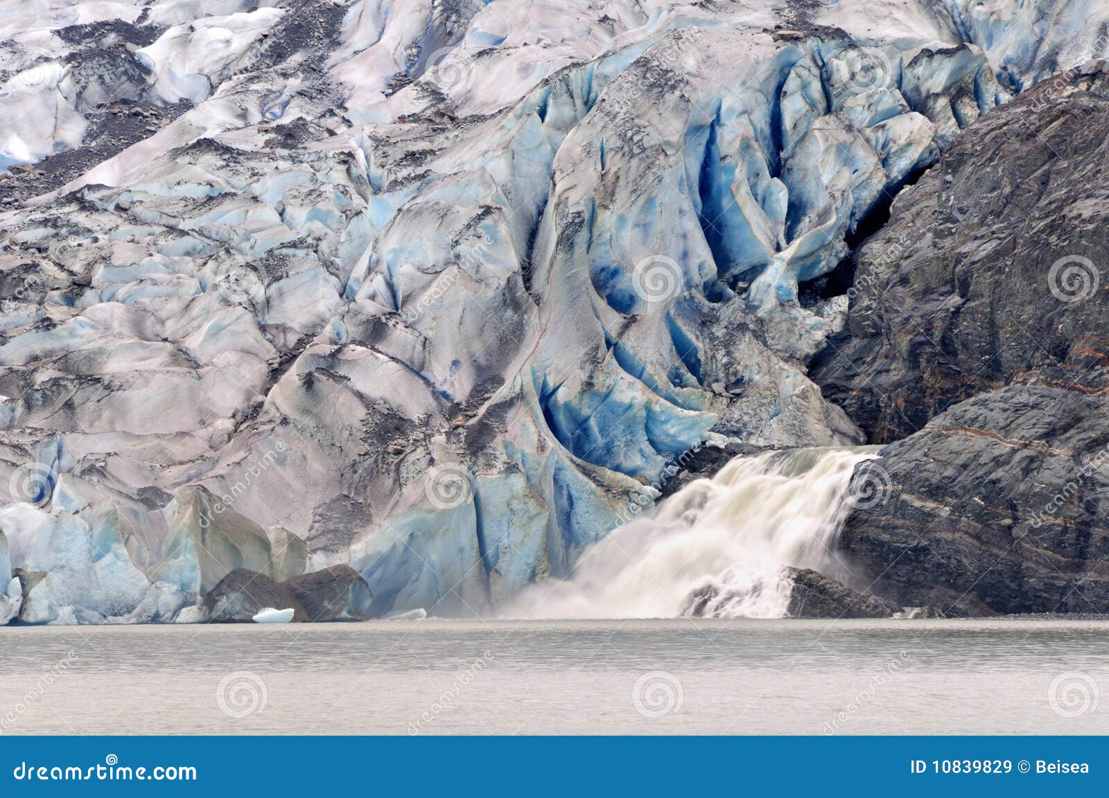 Weinig Waterval Bij Gletsjer Mendenhall Stock Afbeelding - Image of ...