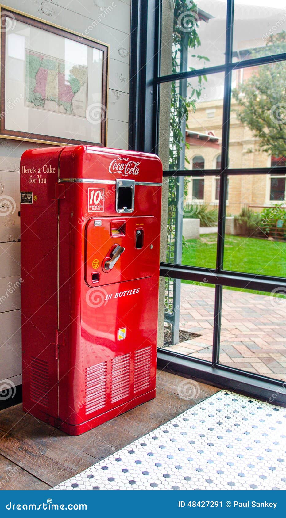 Weinlese-Coca-Cola-Automat redaktionelles foto. Bild von maschine ...