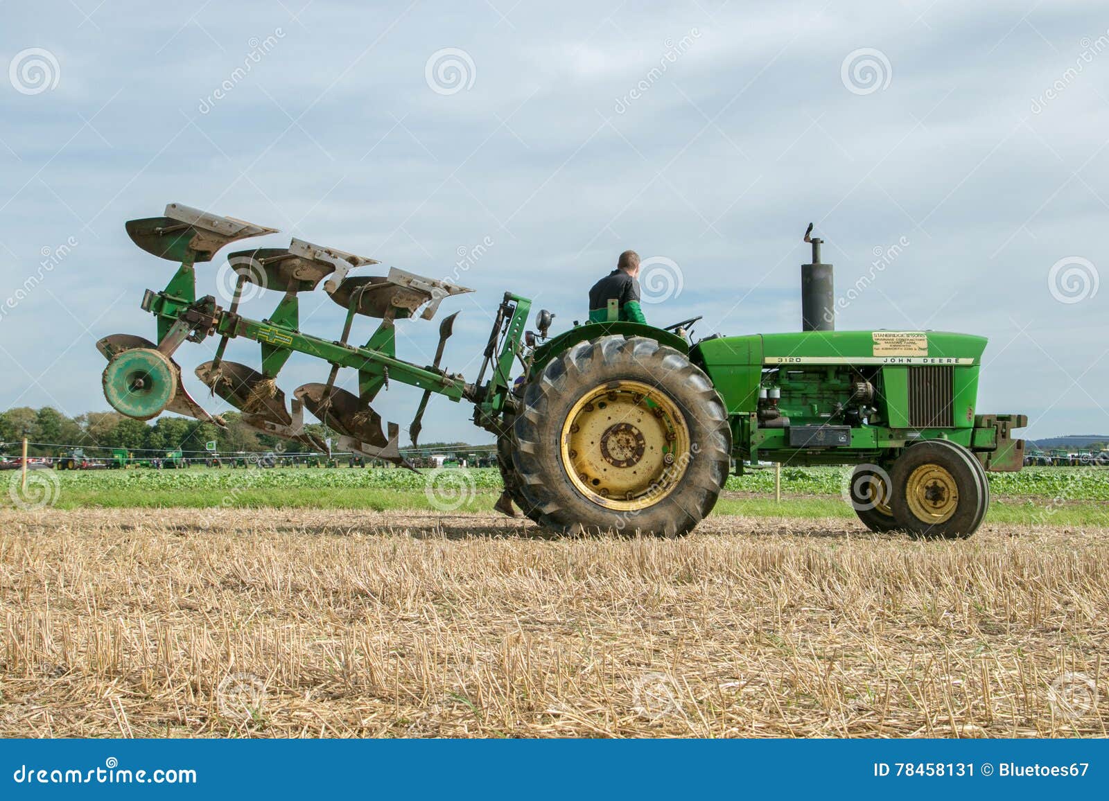 Weinlese-John Deere-Traktor, Der Einen Pflug Zieht Redaktionelles Foto ...