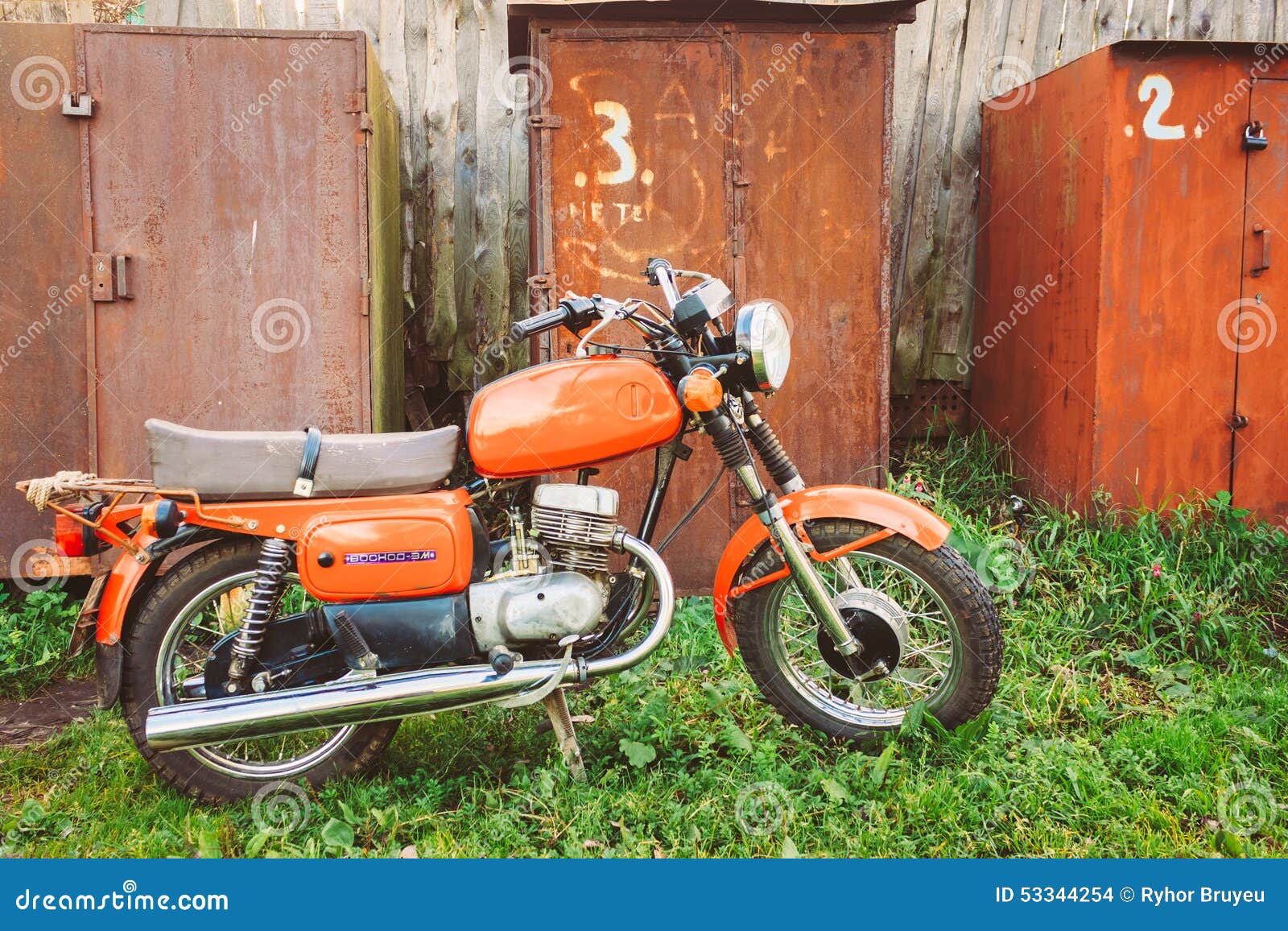 Weinlese-rotes Motorrad-generisches Motorrad Herein Redaktionelles ...