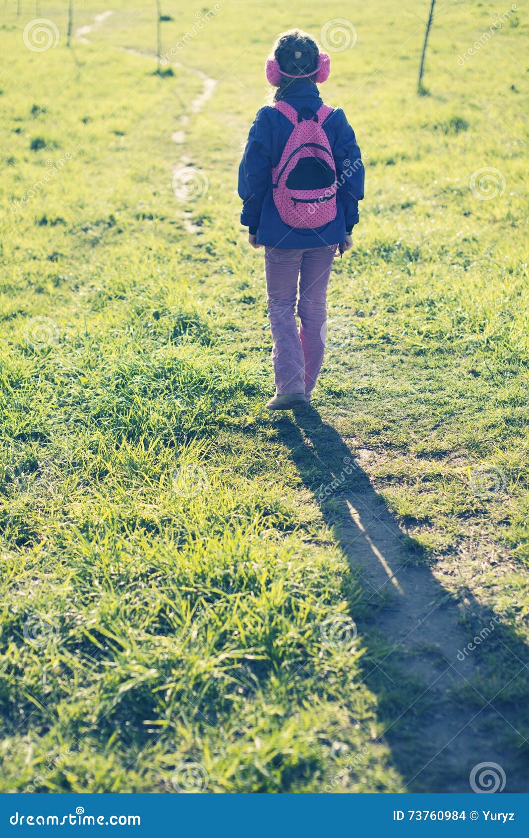 Weit weg gehen stockfoto. Bild von mädchen, gehen, gras - 73760984