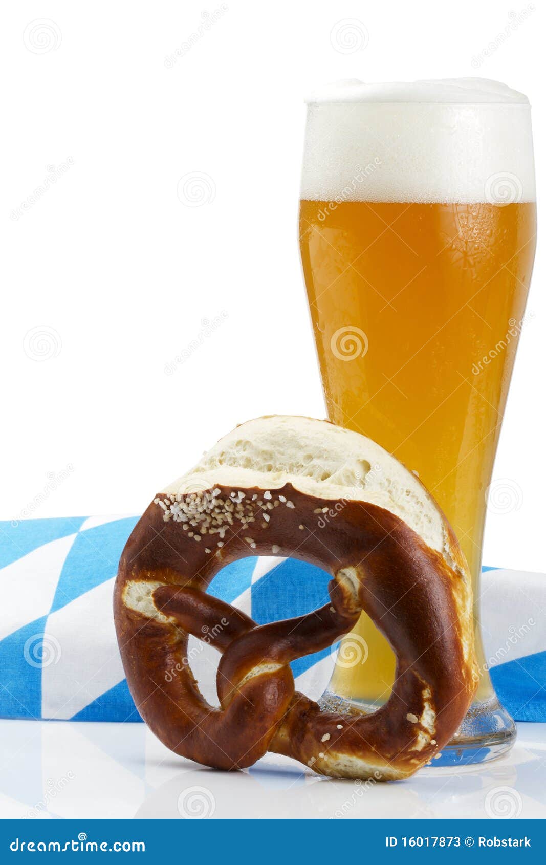 Weizenbier Mit Bayerischem Tuch Und Brezel Stockfotos - Bild: 16017873