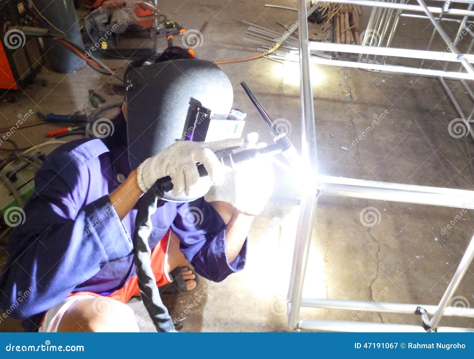 Welder activity editorial photography. Image of technical - 47191067