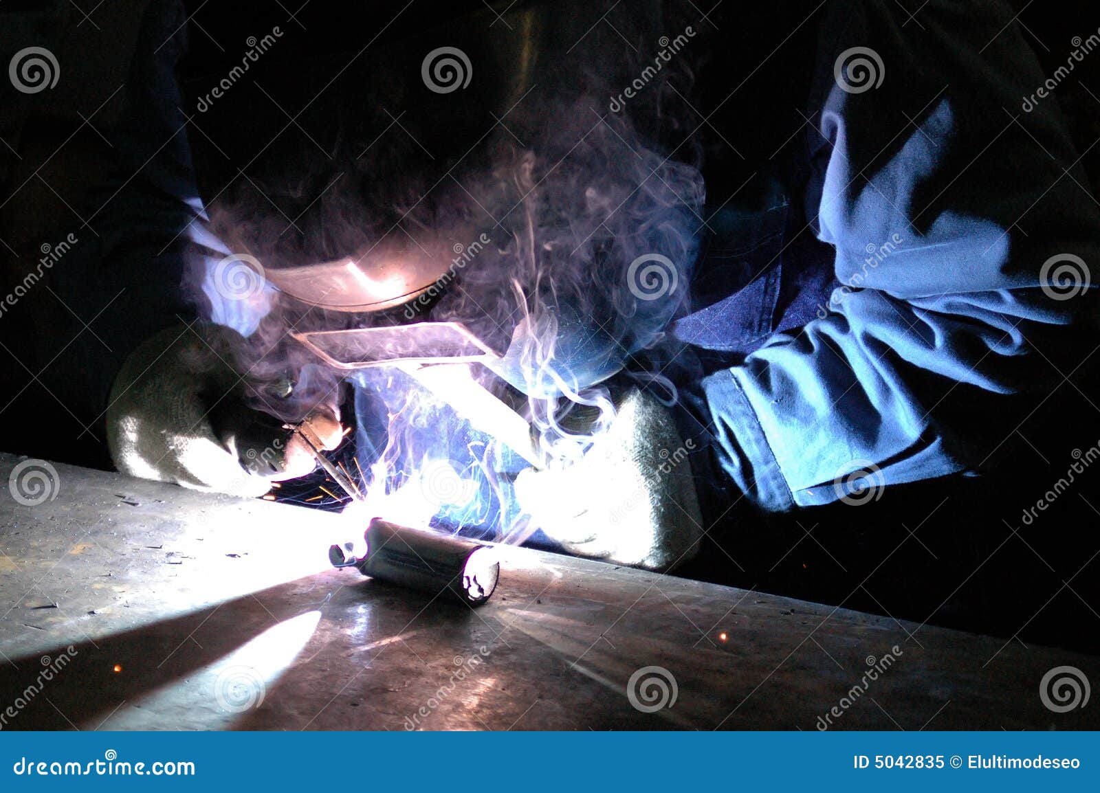 Welderman stock image. Image of dazzle, helmet, build - 5042835