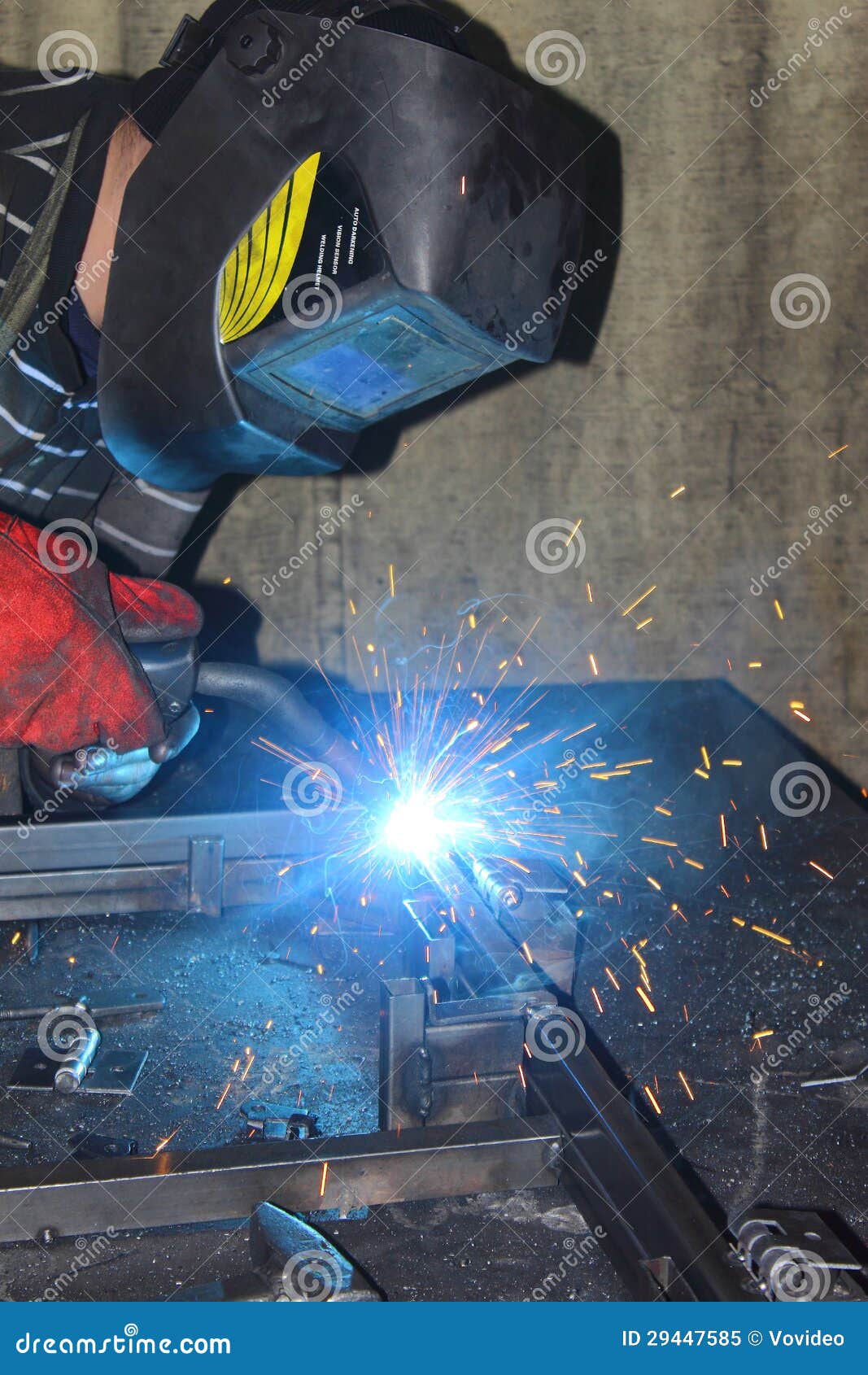 Welding operator stock image. Image of sparks, danger - 29447585