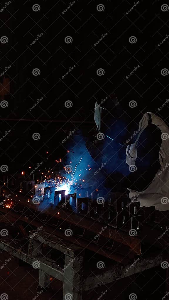 Welding spatter process stock image. Image of lighting - 254273723
