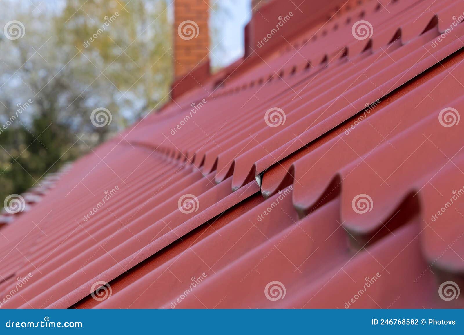 Wellblechdach aus Metall stockfoto. Bild von haupt, welle - 246768582