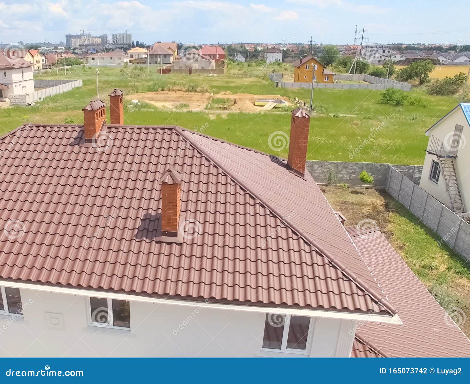 Wellblechdach Und Metalldach Modernes Dach Aus Metall Stockfoto - Bild ...