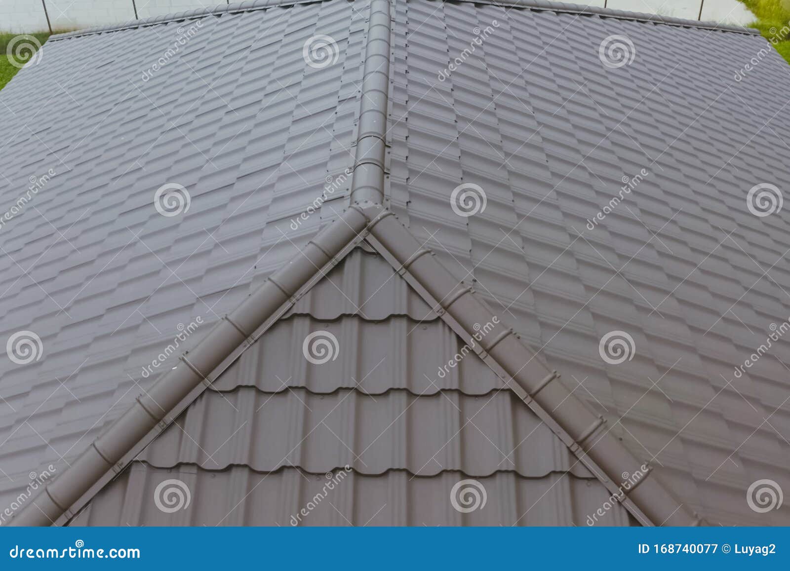 Wellblechdach Und Metalldach Modernes Dach Aus Metall Stockbild - Bild ...