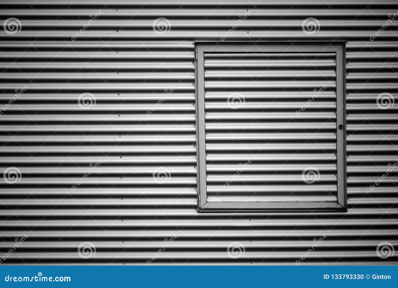 Wellblechfassade Mit Metallrahmen Stockfoto - Bild von industriell ...