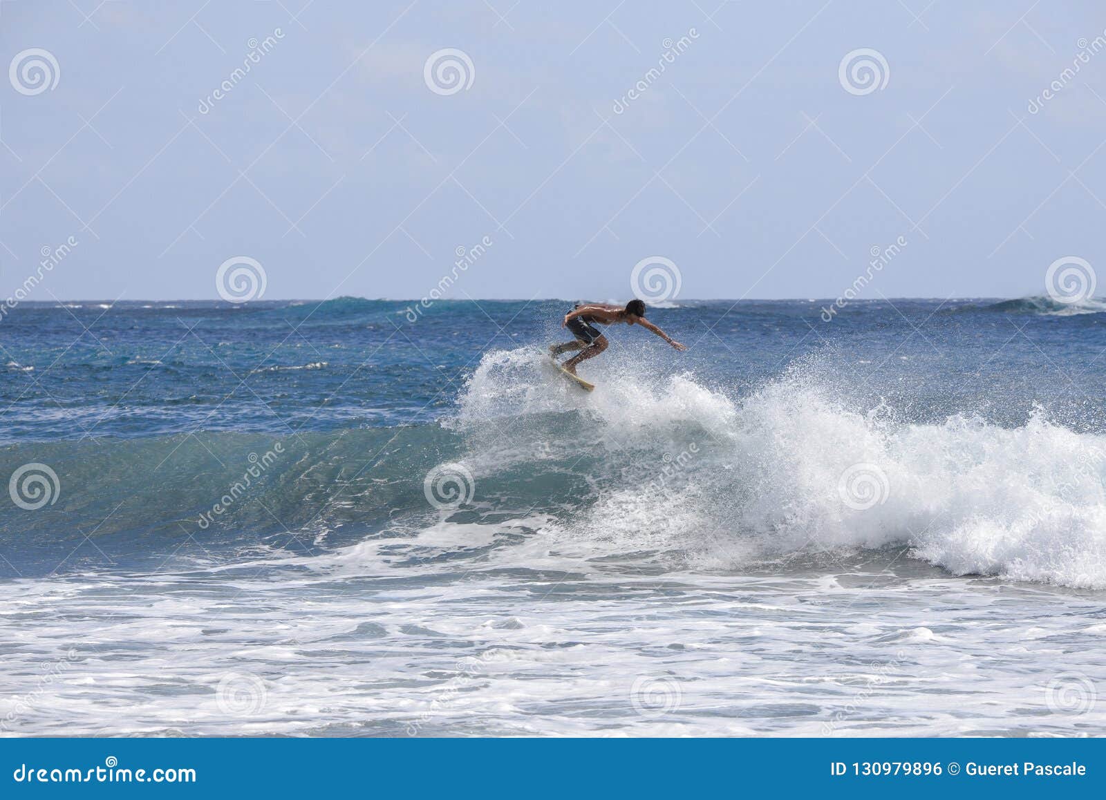 Welle auf einem Strand redaktionelles foto. Bild von ufer - 130979896