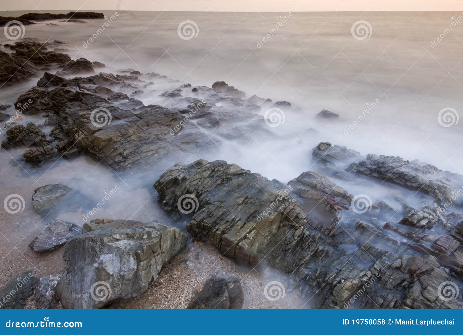 Welle auf Strand. stockfoto. Bild von sonnig, schön, ufer - 19750058