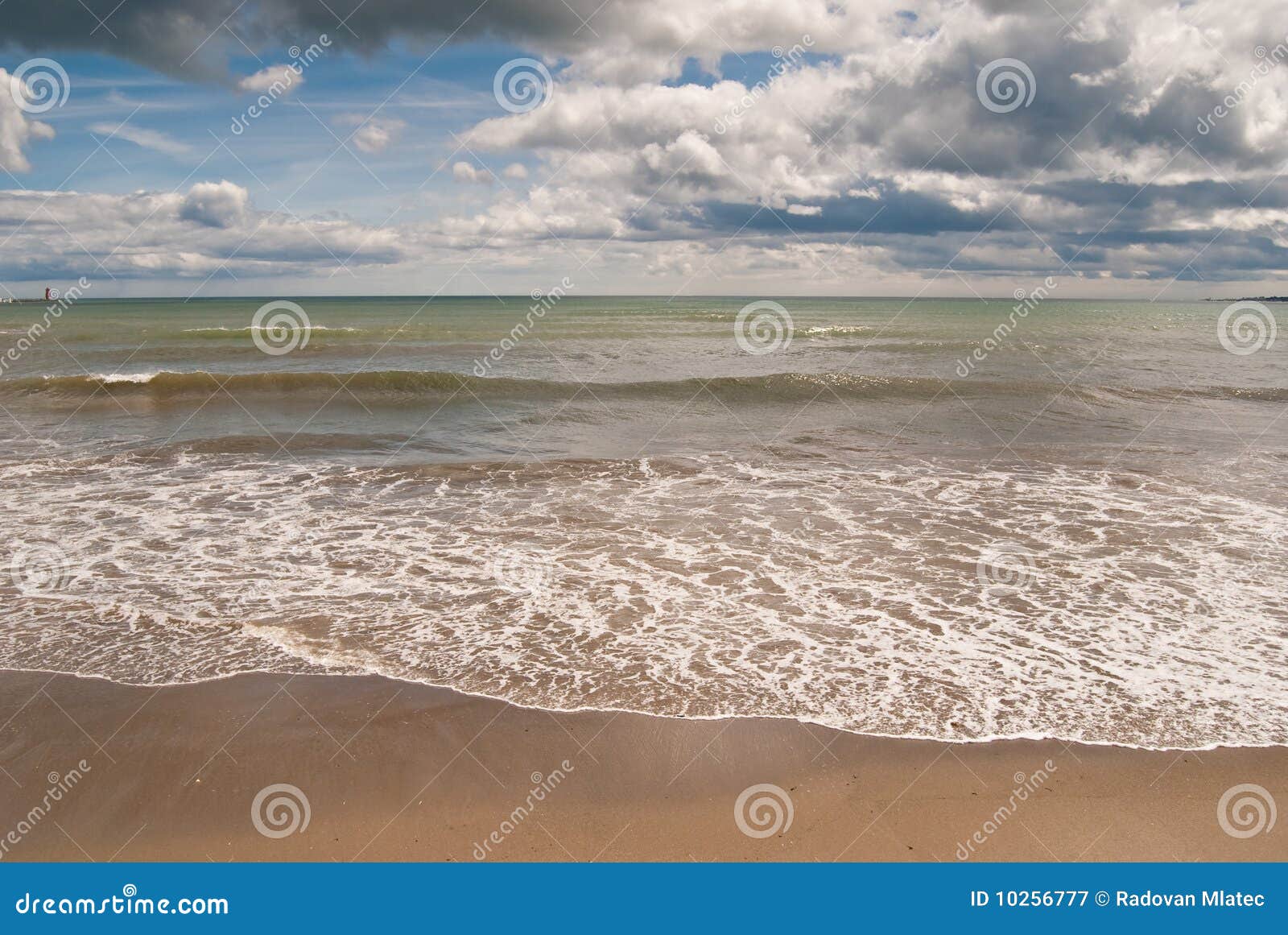 Wellen auf dem Strand stockbild. Bild von schönheit, marinesoldat ...