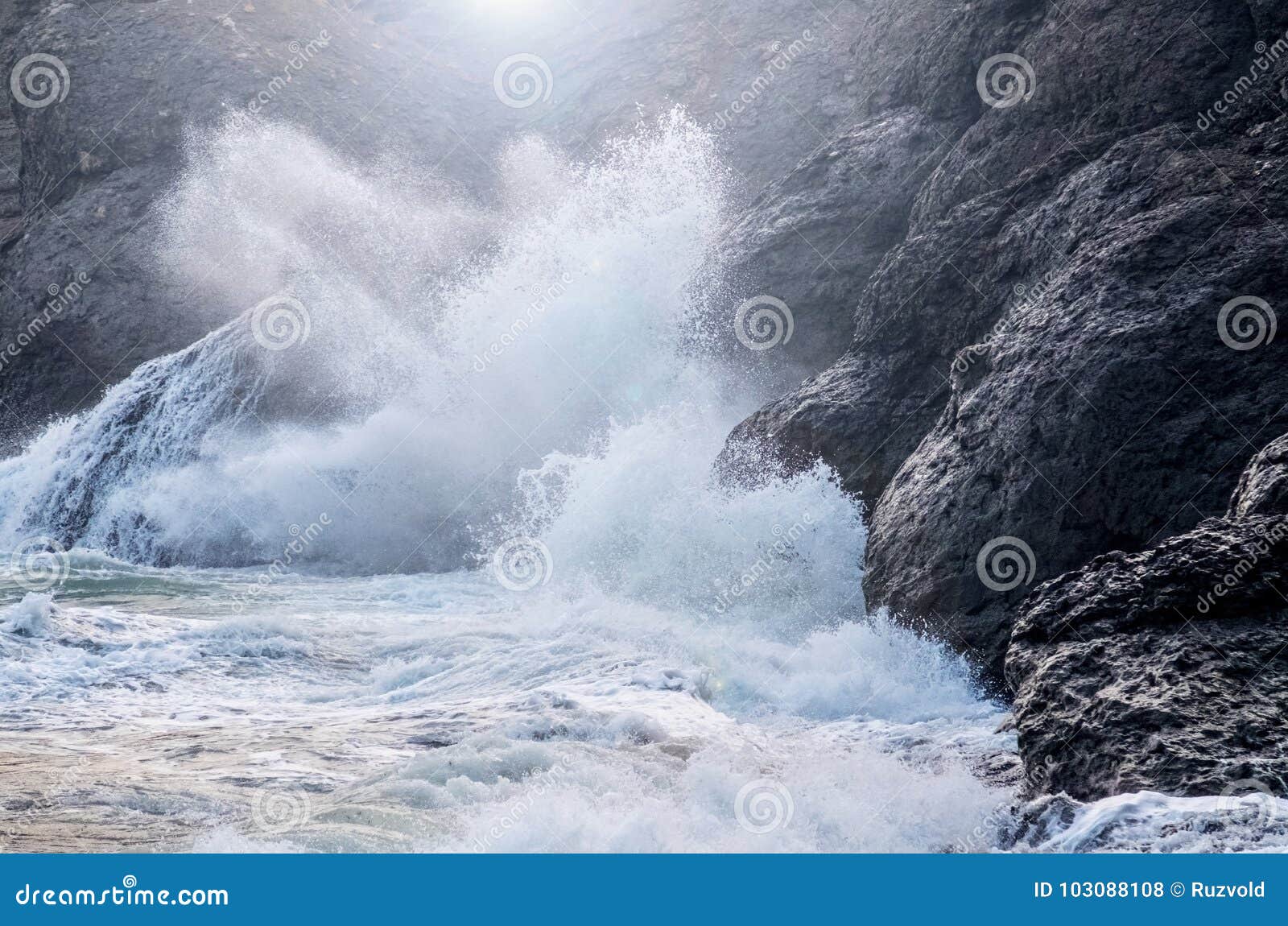 Wellen, Die Auf Den Felsen Abbrechen Stockfoto - Bild von nave, ozean ...