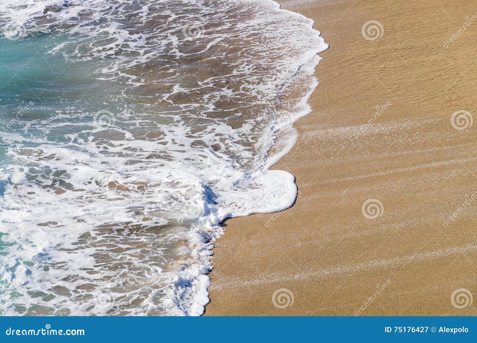 Wellen, Die Auf Sandigem Strand Rollen Stockbild - Bild von meer ...