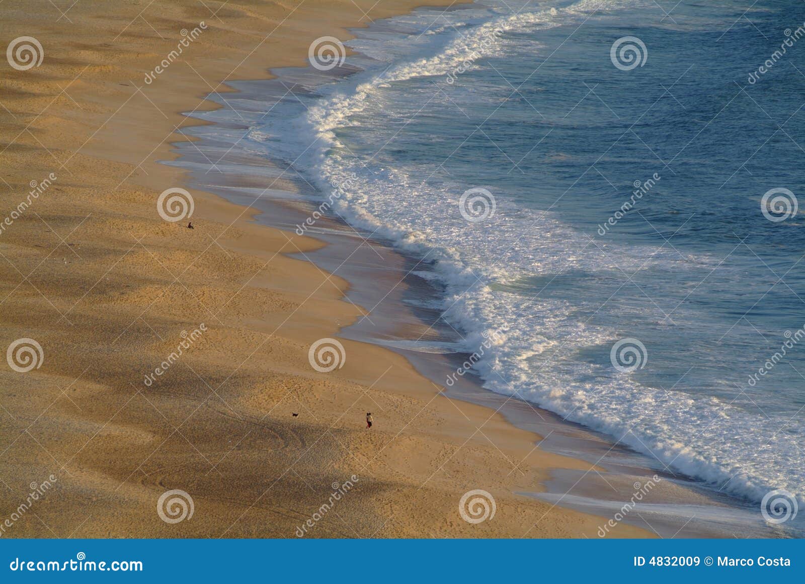 Wellen im Sandstrand stockbild. Bild von exotisch, zieleinheit - 4832009