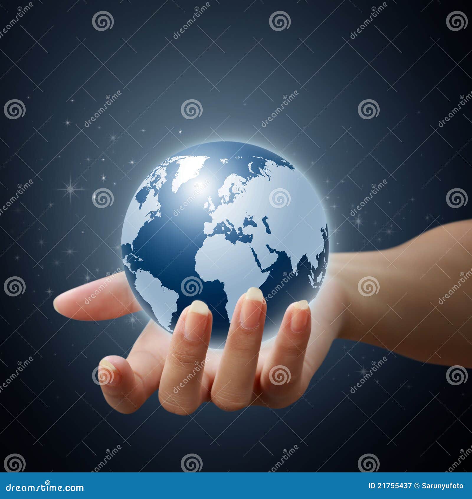 Welt in Der Hand Auf Blauem Hintergrund Stockbild - Bild von weltweit ...