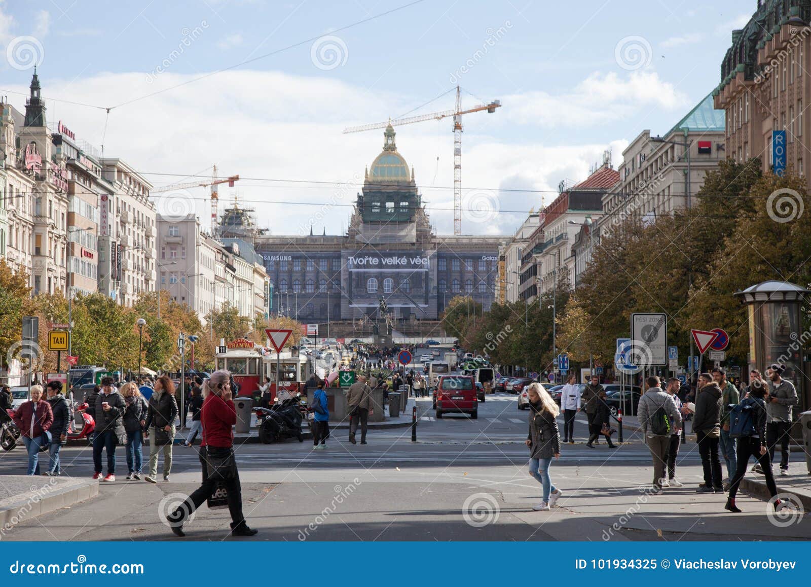 Wenceslas Square redaktionelles bild. Bild von quadrat - 101934325