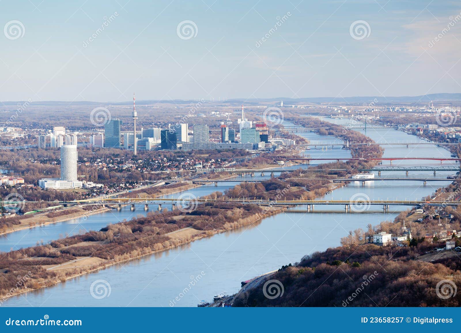 Wenen Bij Blauwe Donau Rivier Stock Afbeelding - Image of oostenrijk ...