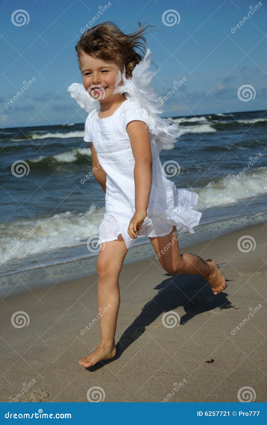 Wenig Engel auf dem Strand stockbild. Bild von engel, draussen - 6257721