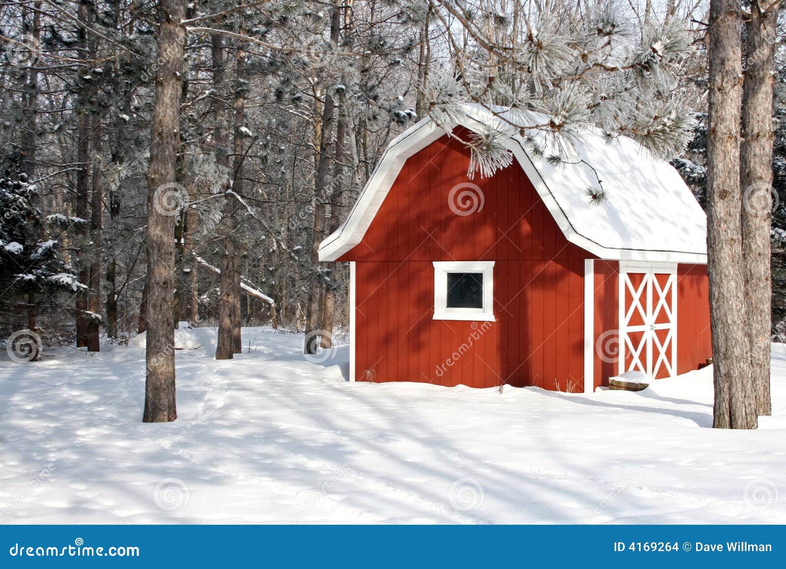 Wenig Roter Stall Im Winter Stockfoto - Bild von bäume, schnee: 4169264