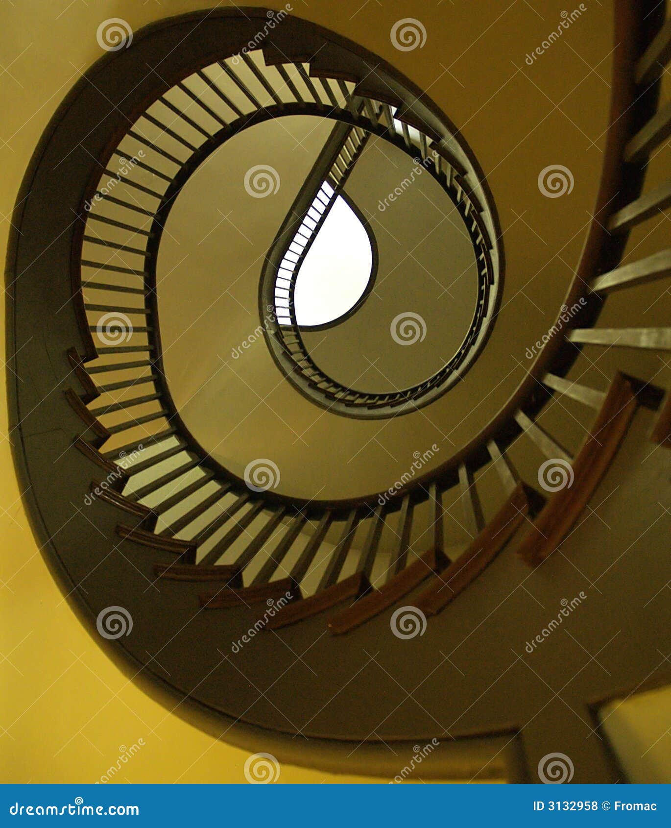 Wenteltrap stock foto. Image of kromme, pilaster, draai - 3132958
