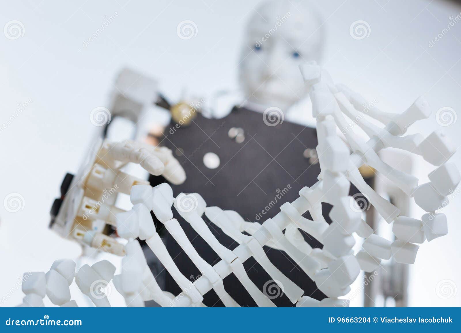 Werk Robot Uit Houdend Een Plastic Model Van Het Genoom Stock Foto ...