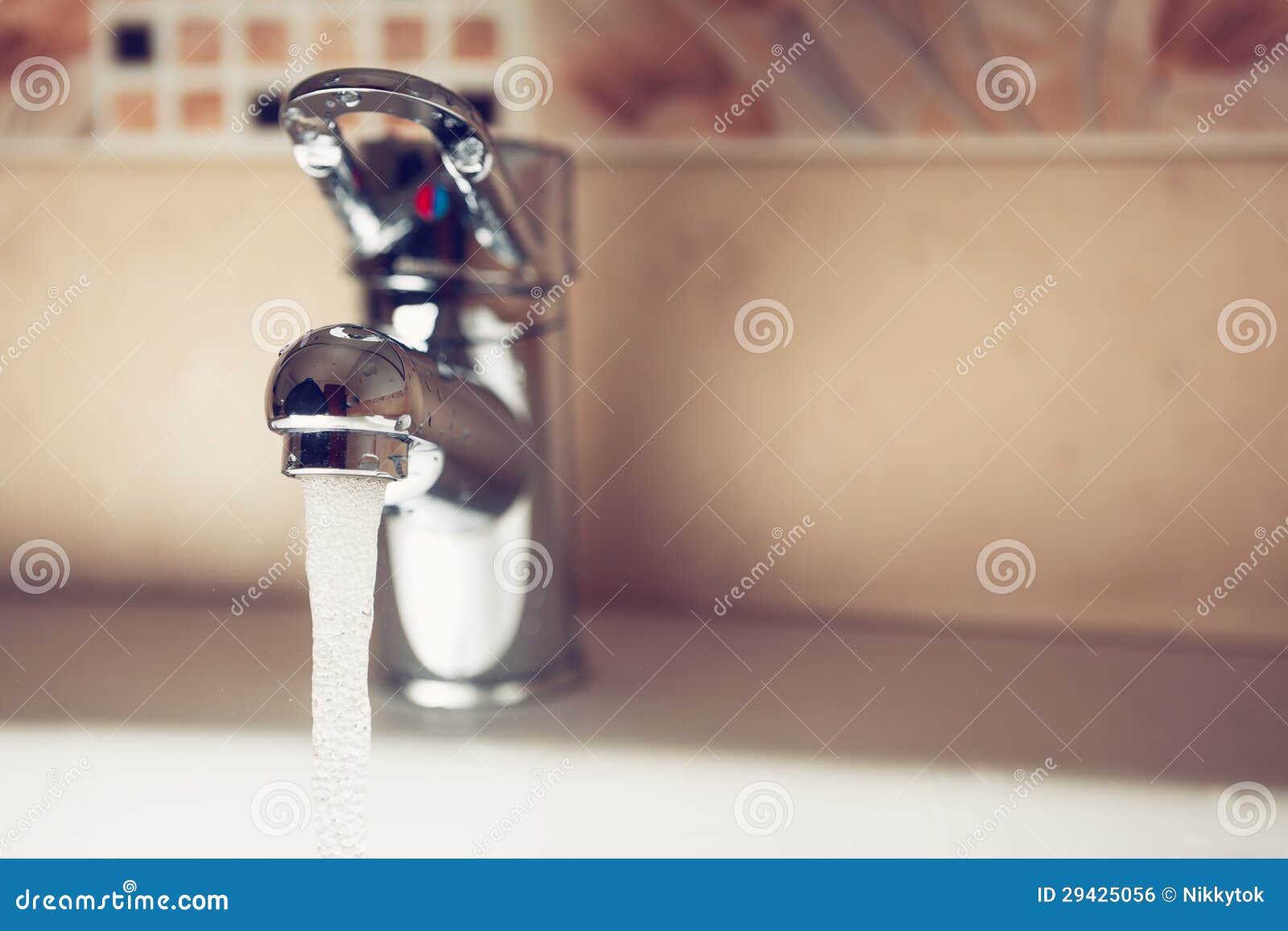 Werkende waterkraan stock foto. Image of sanitair, binnenlands - 29425056