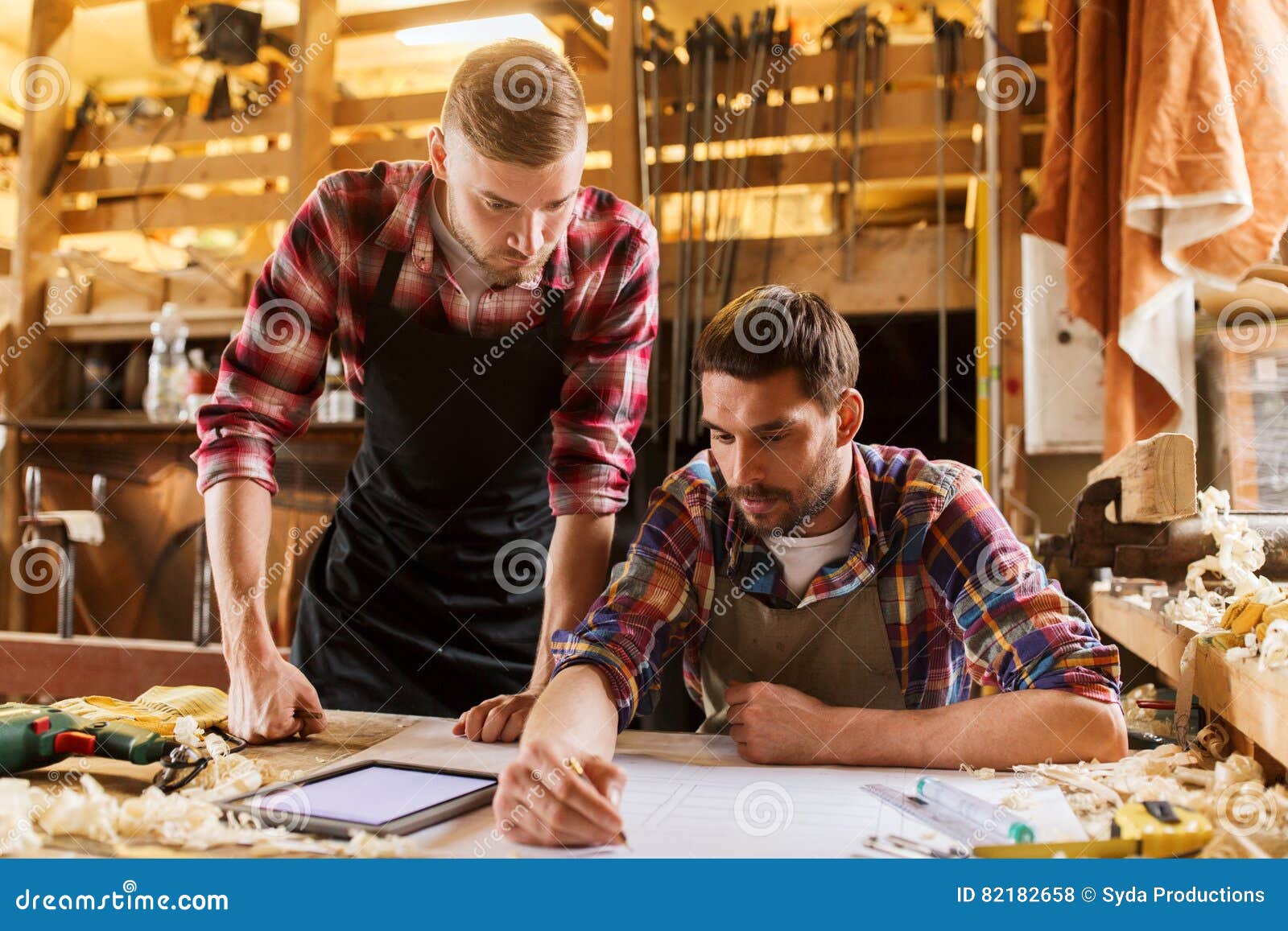 Werklieden Met Tabletpc En Blauwdruk Op Workshop Stock Foto - Image of ...