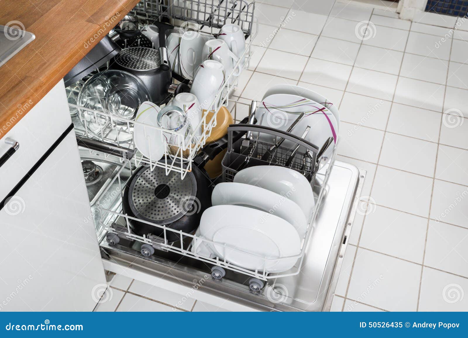 Werktuigen in Afwasmachine stock afbeelding. Image of overvloed - 50526435