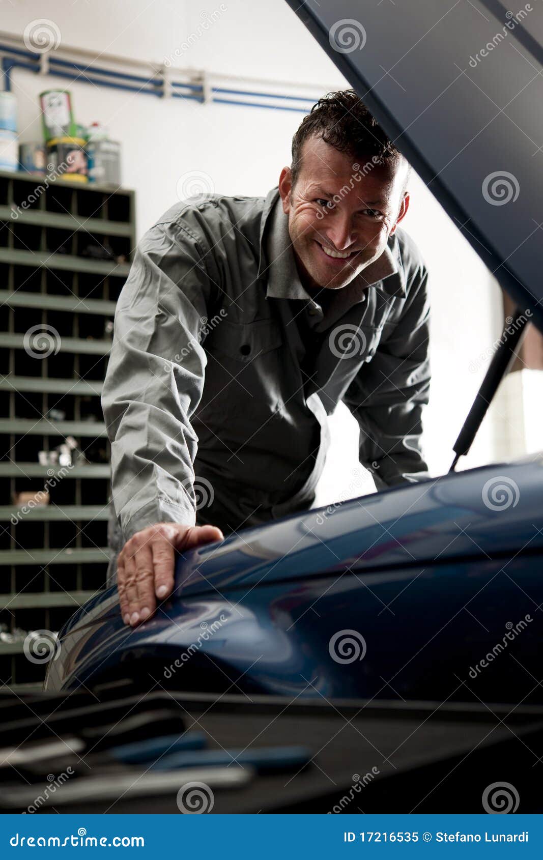 Werktuigkundige Op Het Werk Stock Afbeelding - Image of hand ...