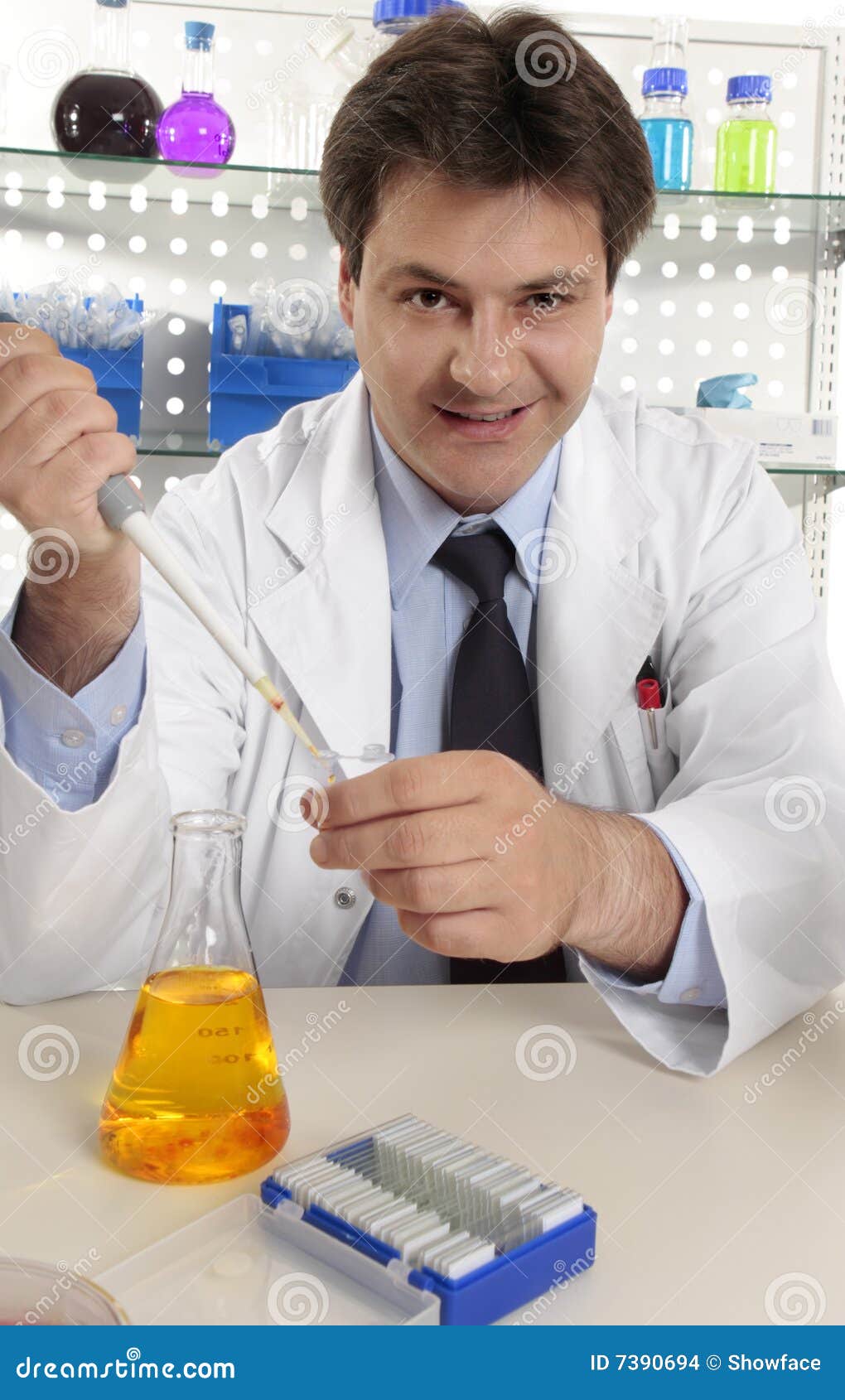 Wetenschapper of Chemicus Aan Het Werk in Laboratorium Stock Foto ...