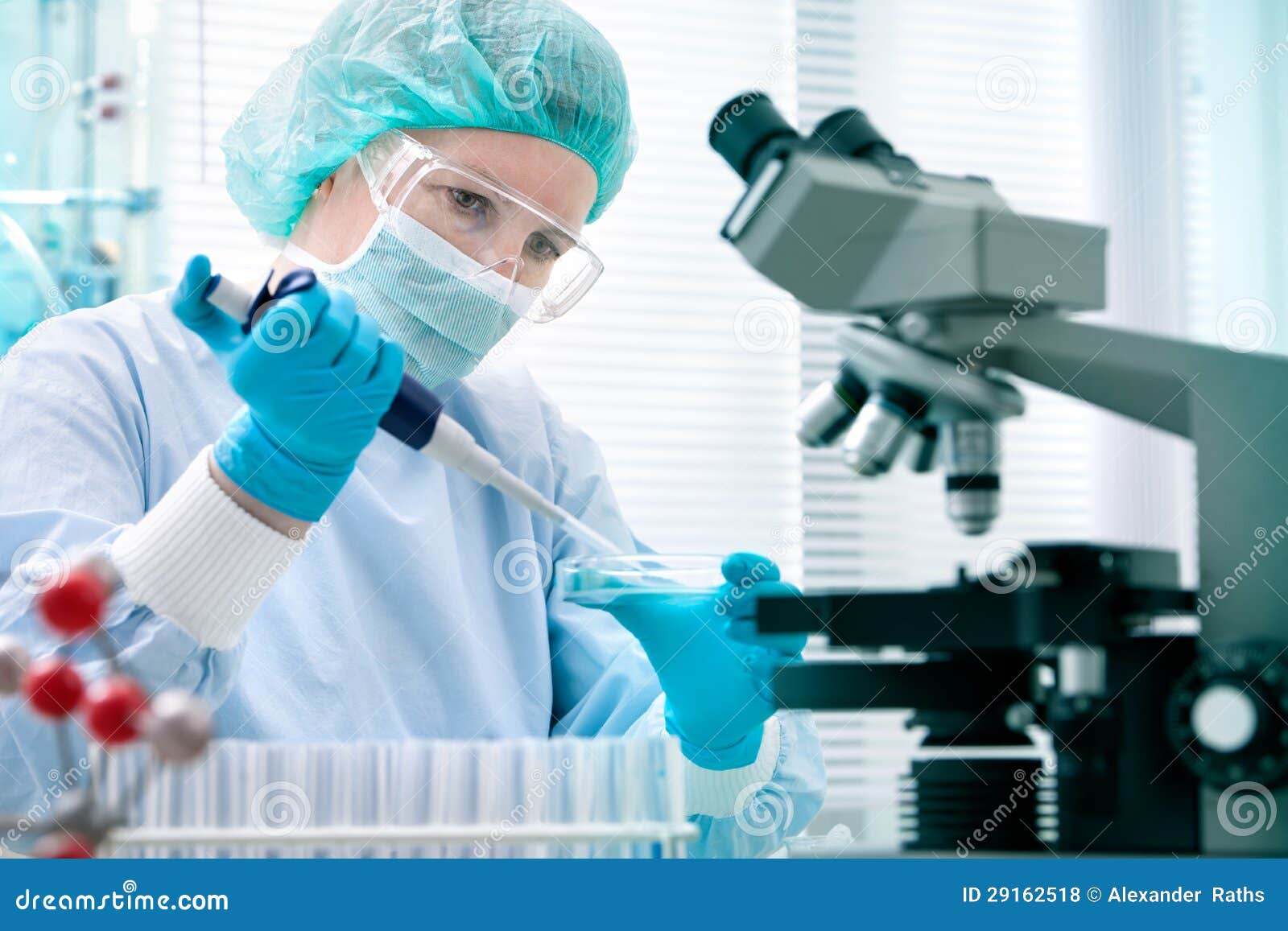 Wetenschapper Die Bij Het Laboratorium Werken Stock Foto - Image of ...