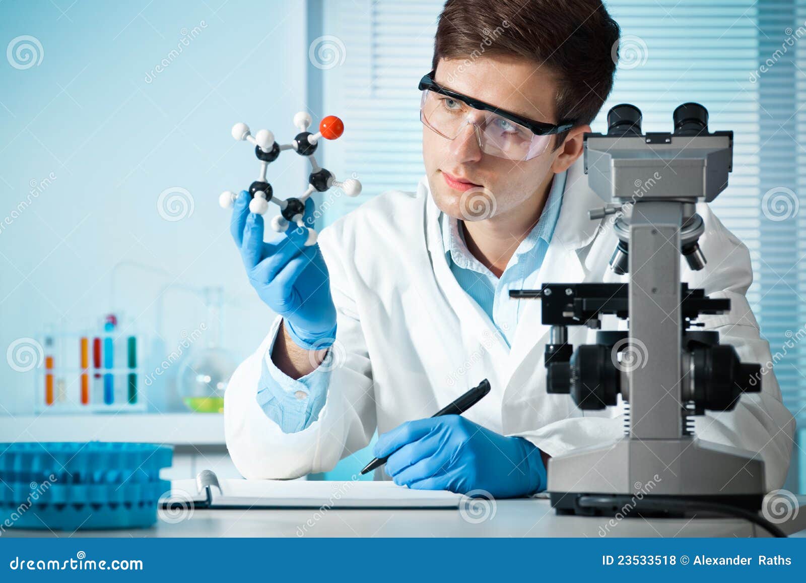Wetenschapper Die Bij Het Laboratorium Werkt Stock Foto - Image of ...