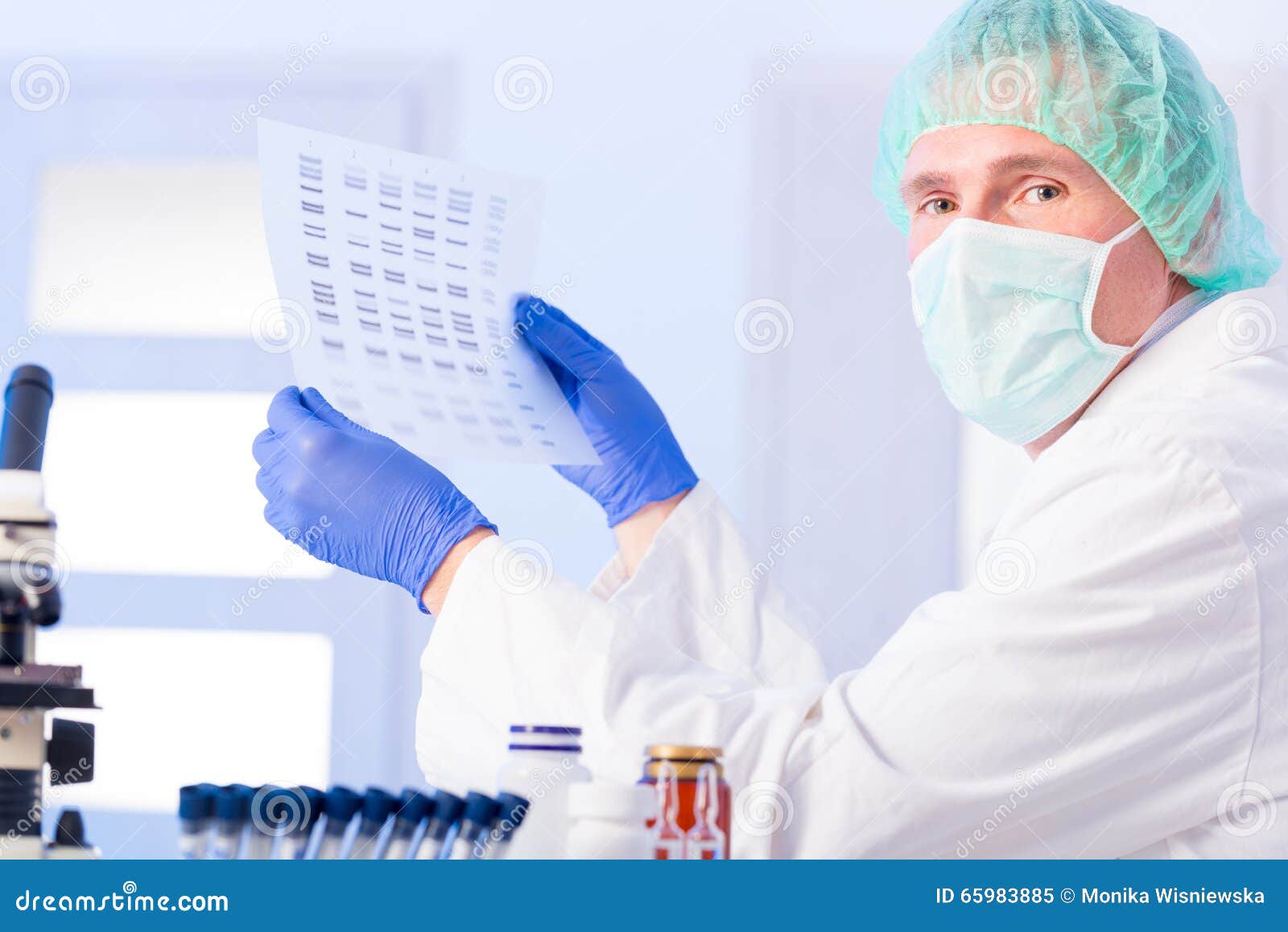 Wetenschapper Die DNA-opeenvolging in Het Laboratorium Analyseren Stock ...