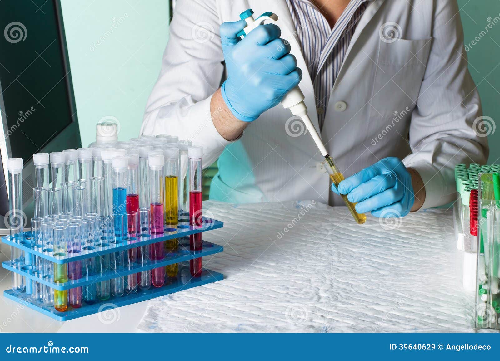 Wetenschapper Die Steekproef Voor Studie in Buis Pipetting Stock ...