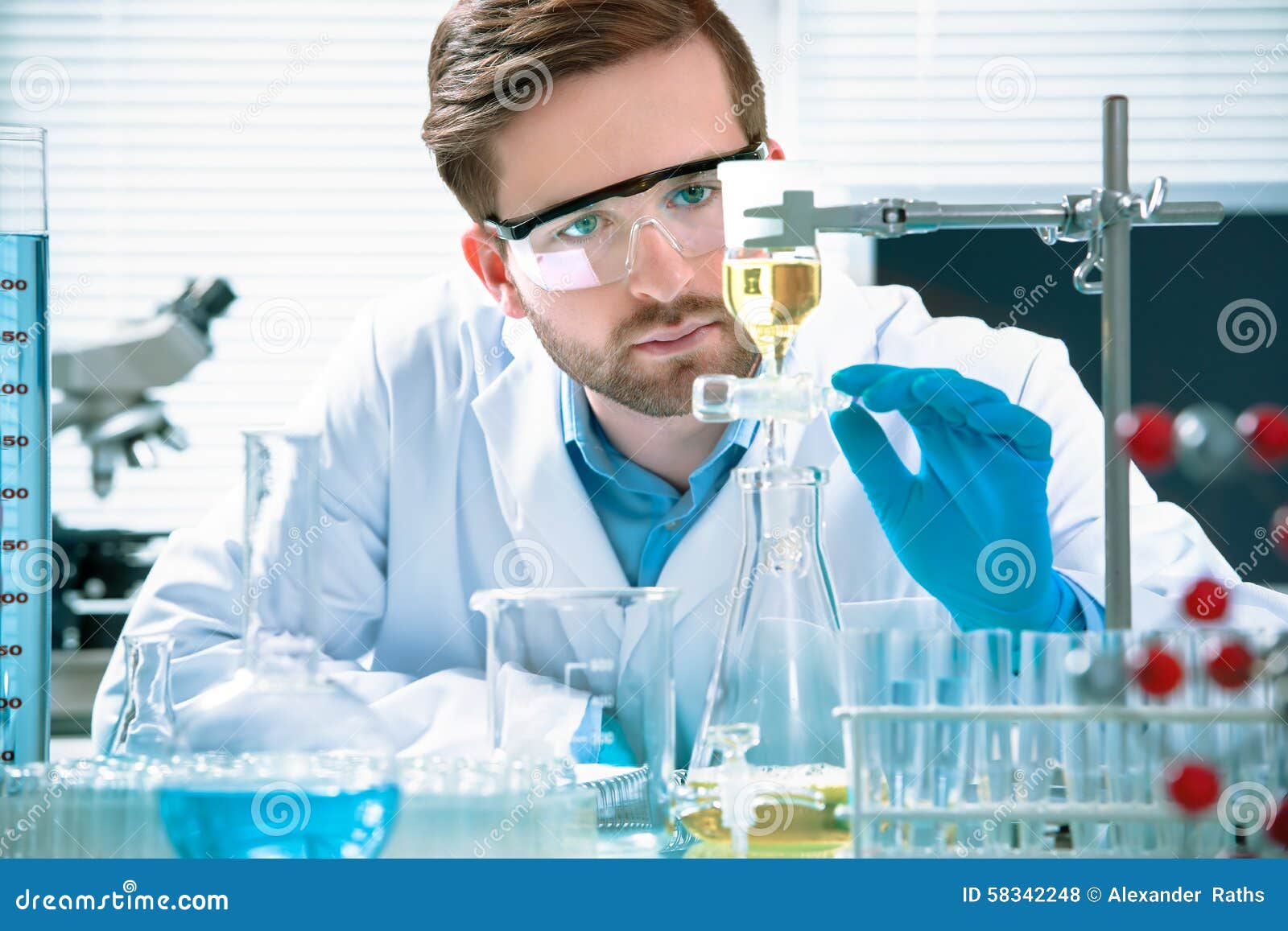 Wetenschapper het werken stock foto. Image of ontdekking - 58342248