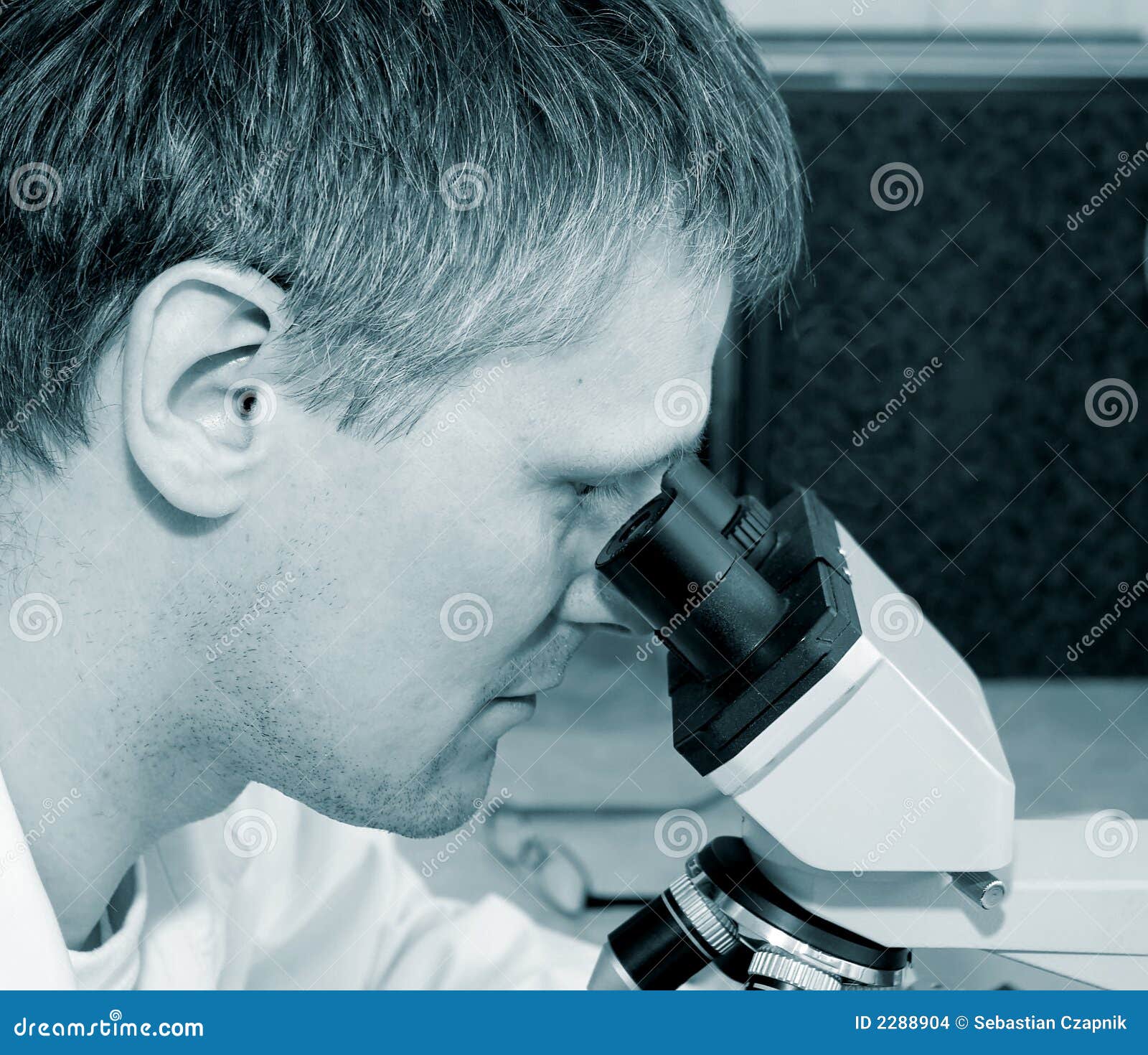 Wetenschapper in Laboratorium Stock Foto - Image of laboratorium ...